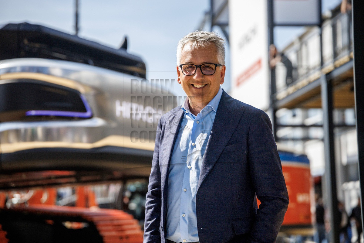 De naam Hitachi verdwijnt en wordt Landcros : BouwmachineWeb.com - alle ...