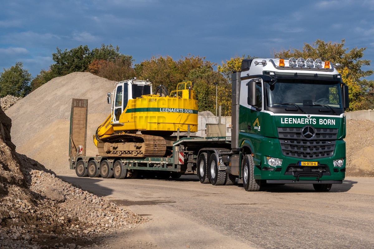 Mercedes-Benz Arocs Semi-SLT voor Leenaerts Born : BouwmachineWeb.com ...